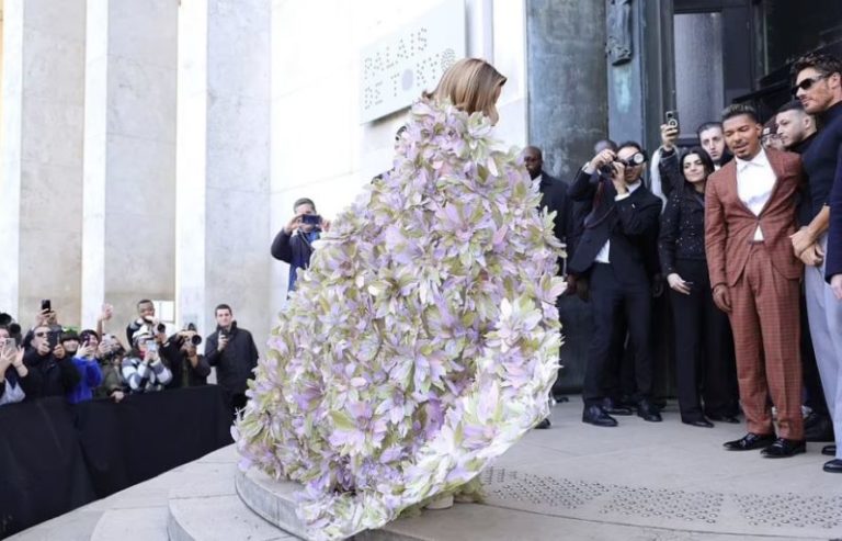 Jennifer Lopez steals the show in an amazing flowery shawl and a very ...
